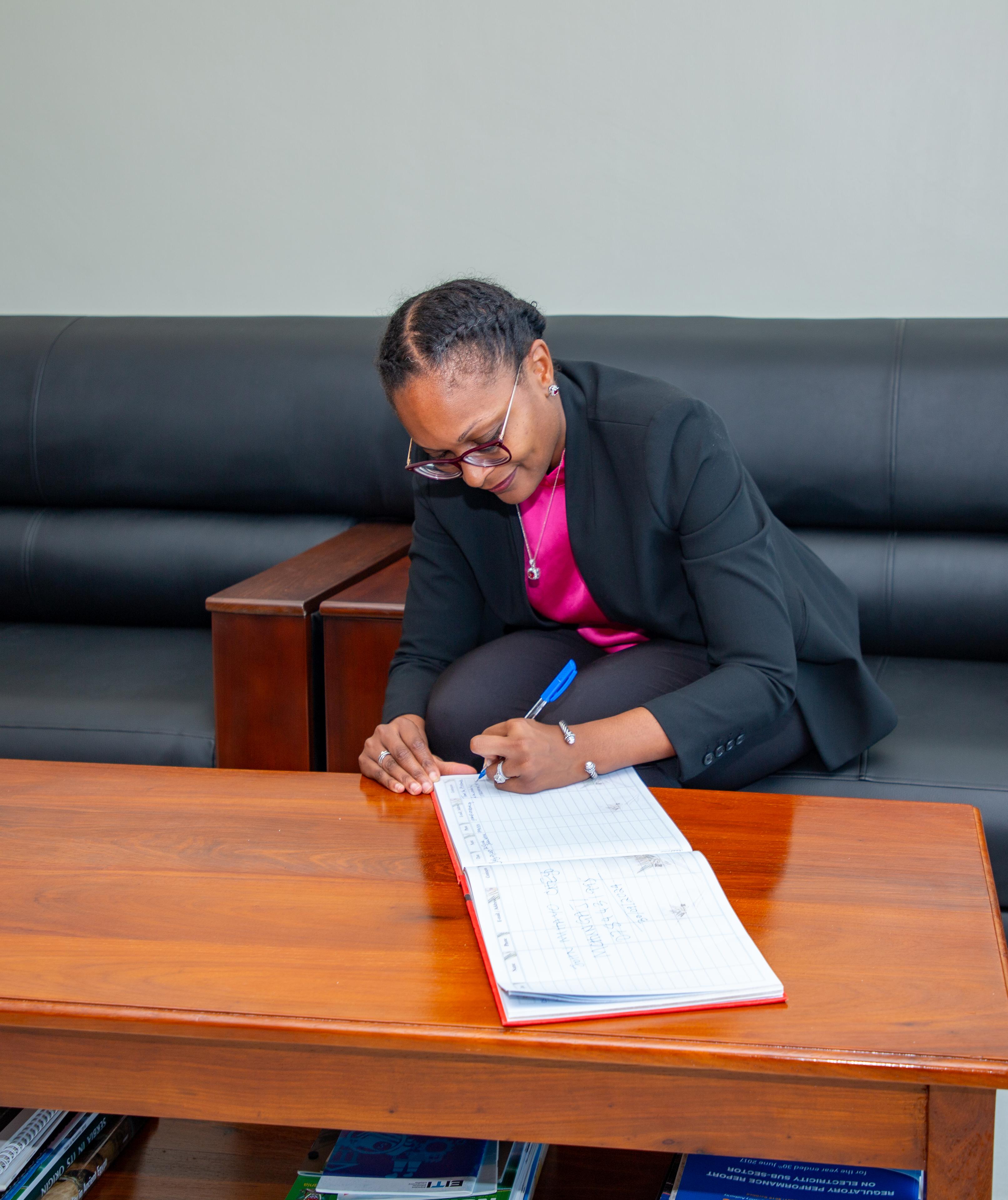 Benki ya Dunia kutekeleza mradi wa 400 kV kuunganisha Uganda–Tanzania ...