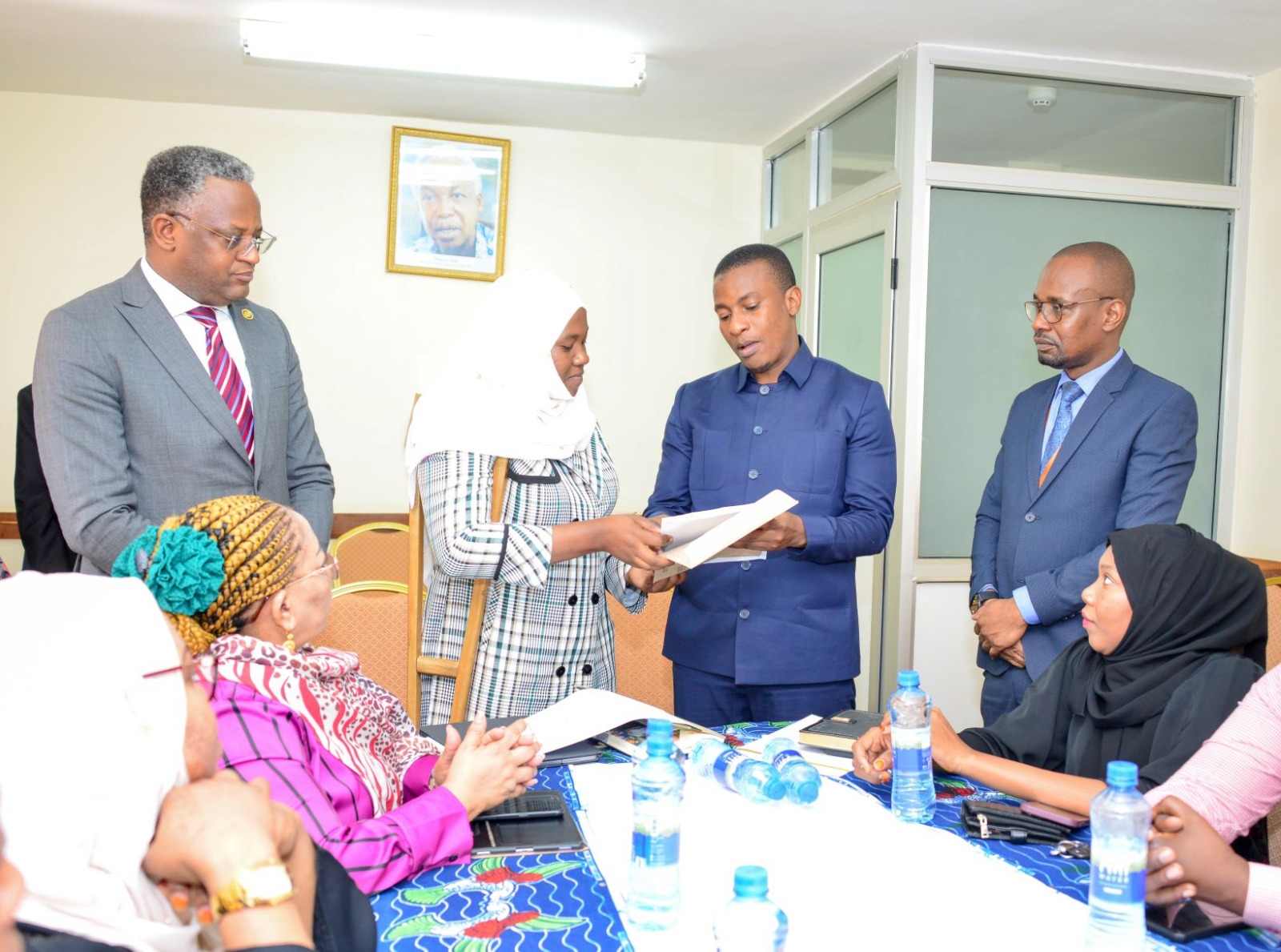 Naibu Waziri Ummy, apokea jedwali la uchambuzi la Sheria Ndogo | Nipashe